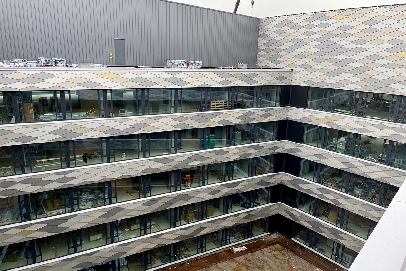 Spraakmakende ‘slangenhuid’ voor Feringa Building