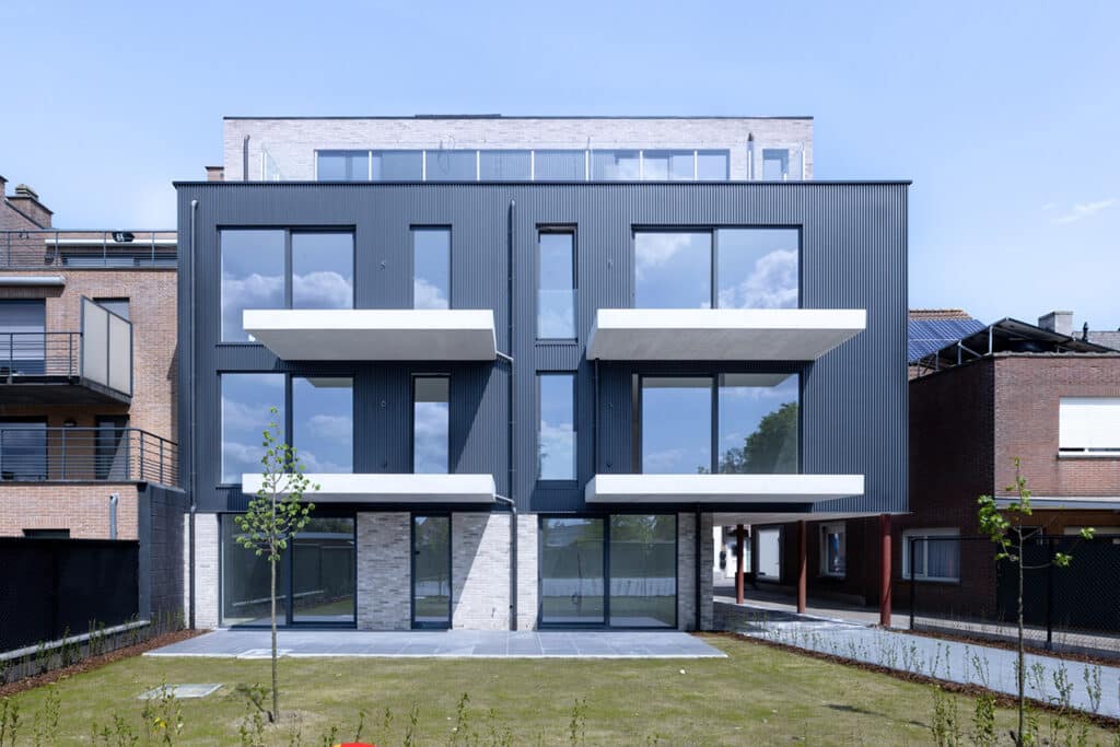 Gevel van woonproject springt in het oog dankzij aluminium bekleding
